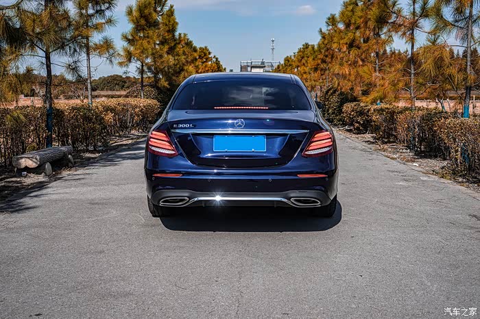从正后方来看，奔驰E300L的尾部采用了左右收缩的设计，