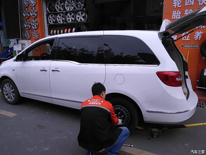 【图】第一次给gL825S换轮胎。_别克GL8论坛_汽车之家论坛