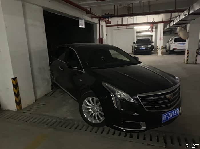 【图】撞车库墙角了，怎么办呀？_凯迪拉克XTS论坛_汽车之家论坛