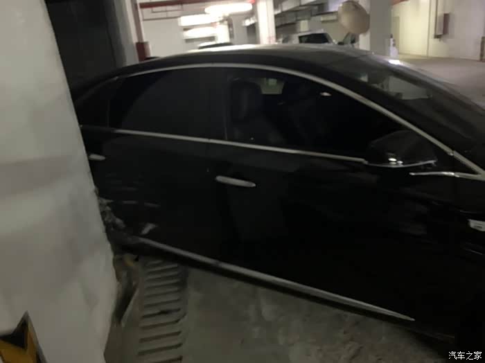【图】撞车库墙角了，怎么办呀？_凯迪拉克XTS论坛_汽车之家论坛