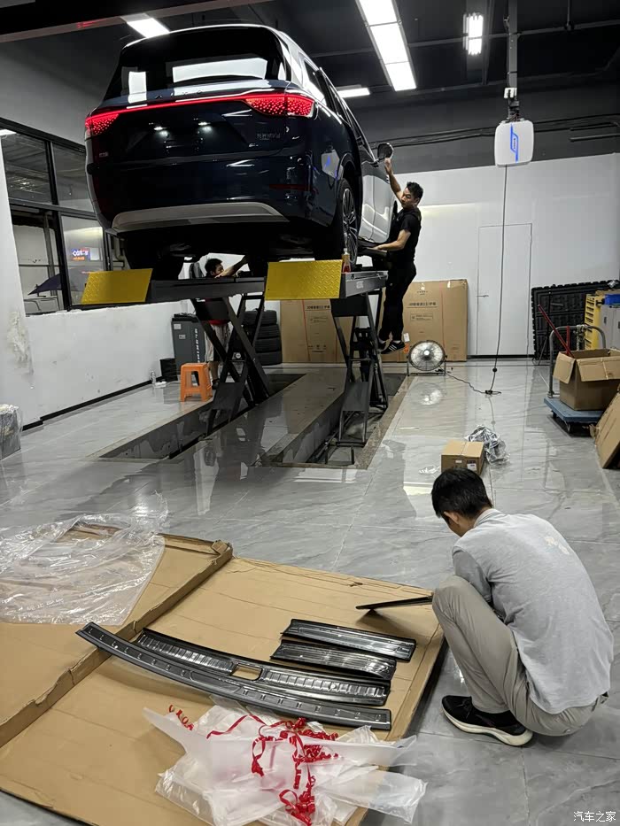 【图】家人们！刚贴完的问界 M9 双拼悬浮顶，直接把 4S 店的脸打肿了_问界M9论坛_汽车之家论坛