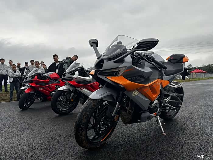 【图】无极第二款四缸仿赛 RR500S 实车亮相，做工提升明显_摩托车论坛_汽车之家论坛