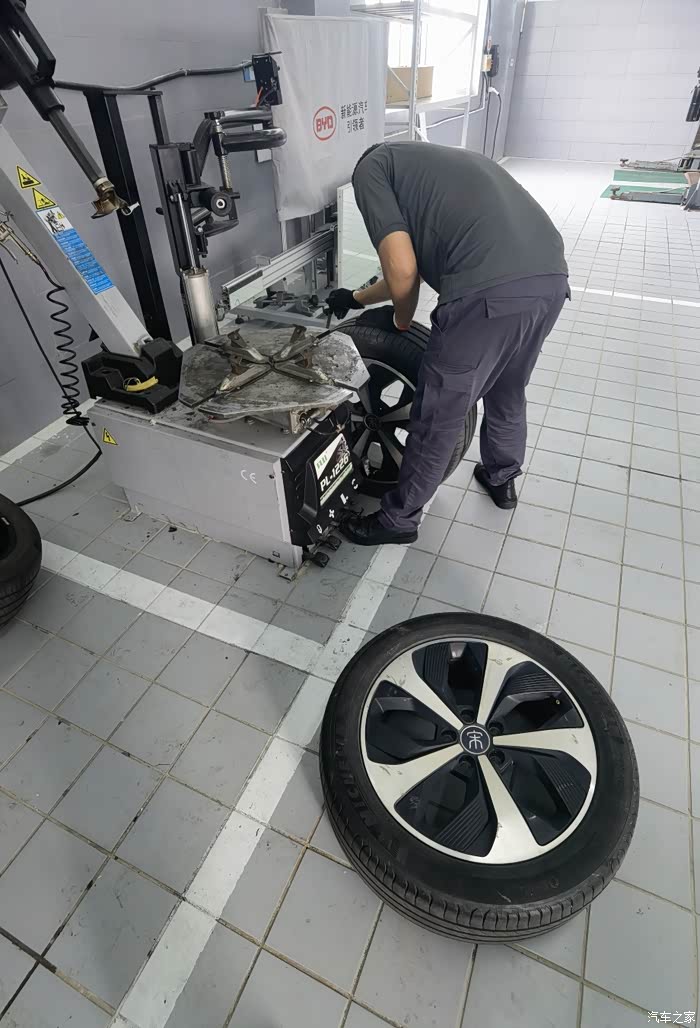 【图】宋plus dmi 4S店更换4条轮胎全流程_宋PLUS新能源论坛_汽车之家论坛