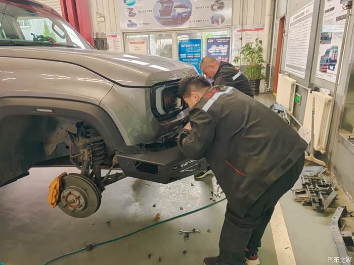 越玩越野的新BJ40，去4S改个很酷很实用的竞技杠