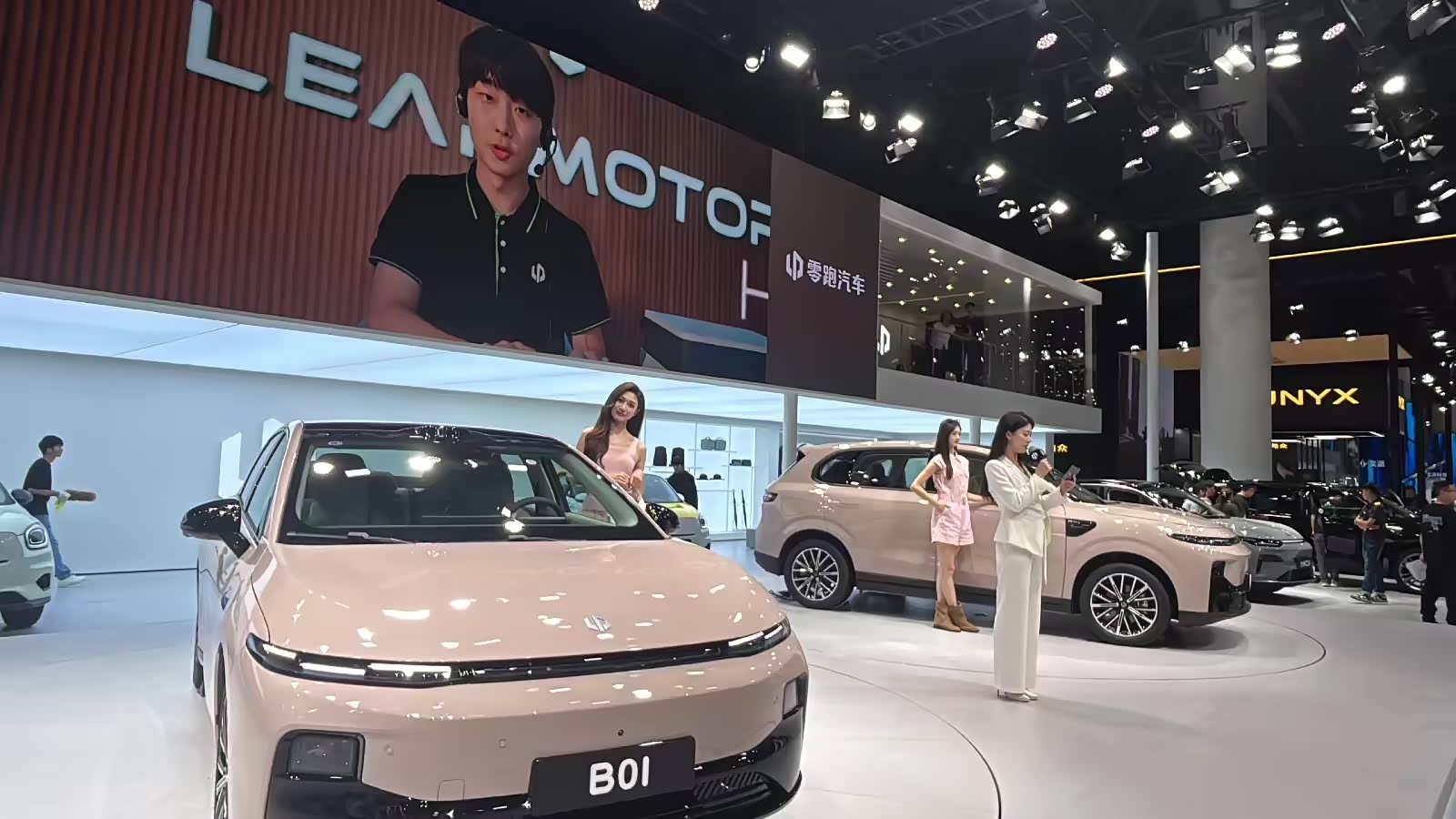 【图】今天下午在展台又学习到零跑B10这款车 续航扎实（510km_零跑C10论坛_汽车之家论坛