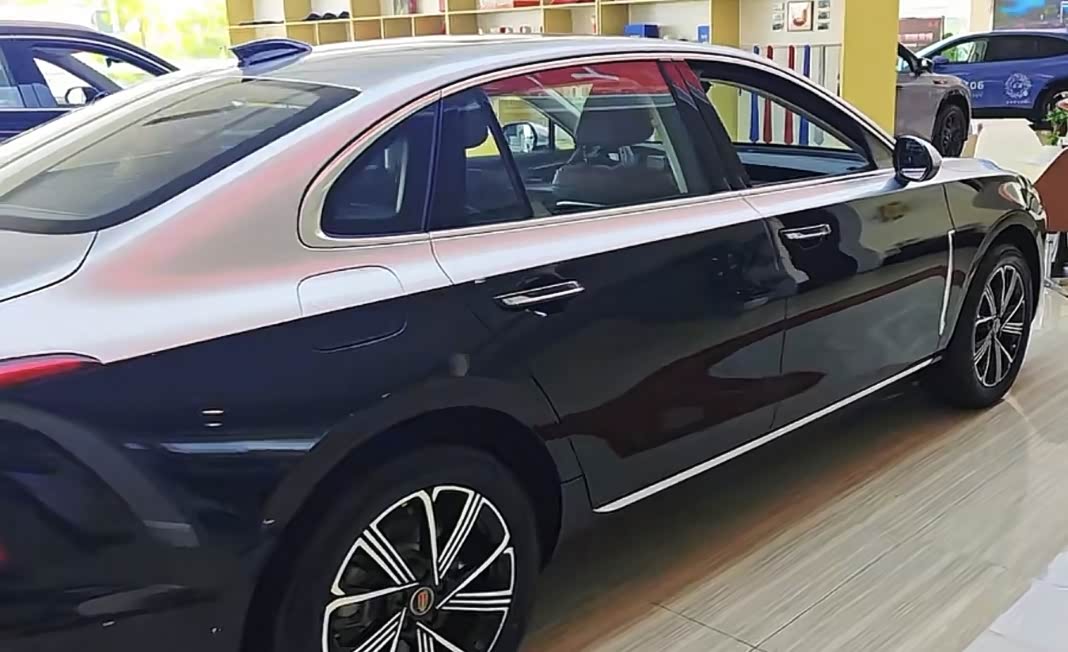 【图】红旗H5 PHEV银黑版太香了！好看又省钱，家用代步超合适_红旗H5 PHEV论坛_汽车之家论坛