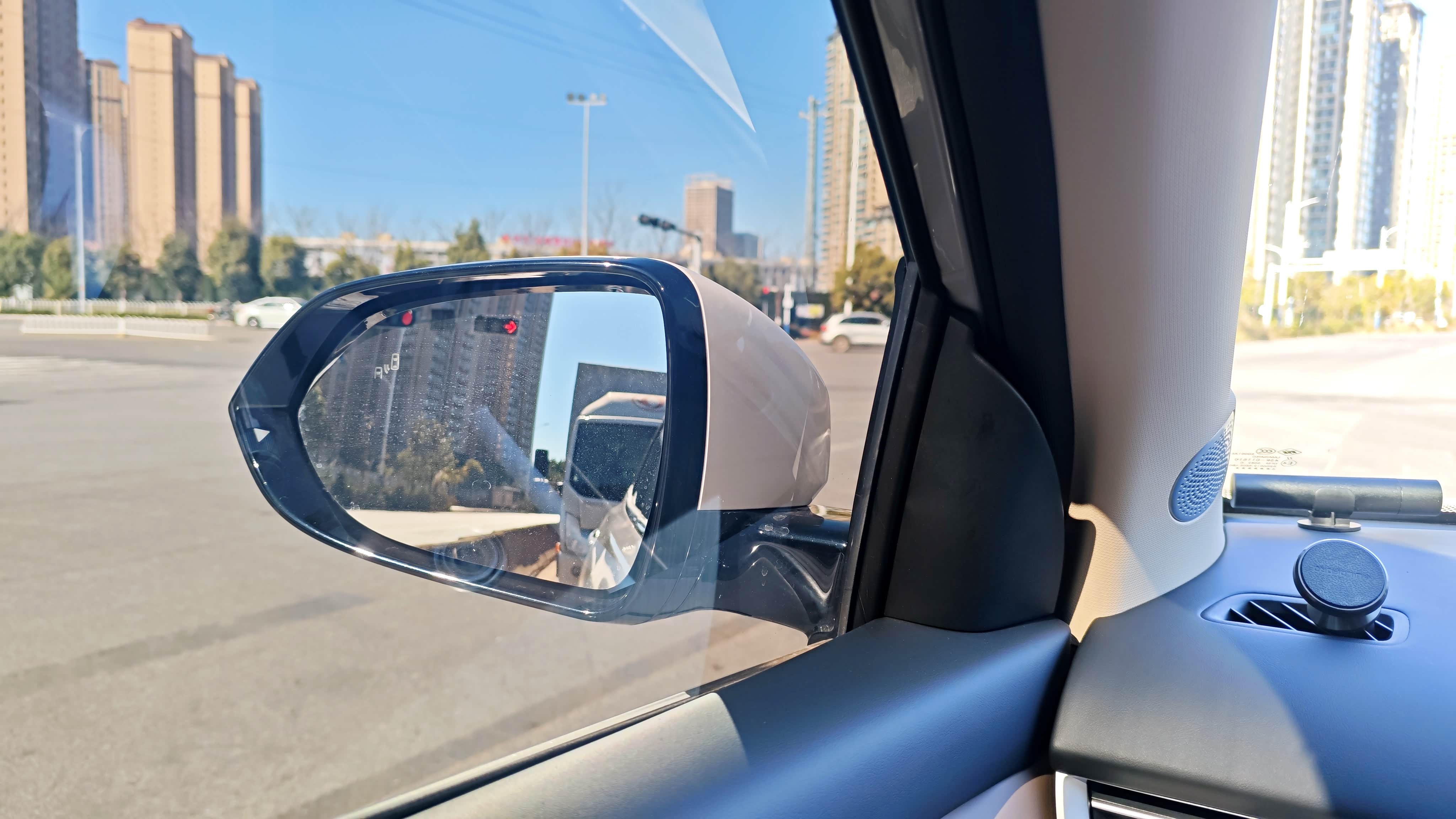 【图】给小蓝贴膜，顺带升级尾标！_蓝电E5 PLUS论坛_汽车之家论坛