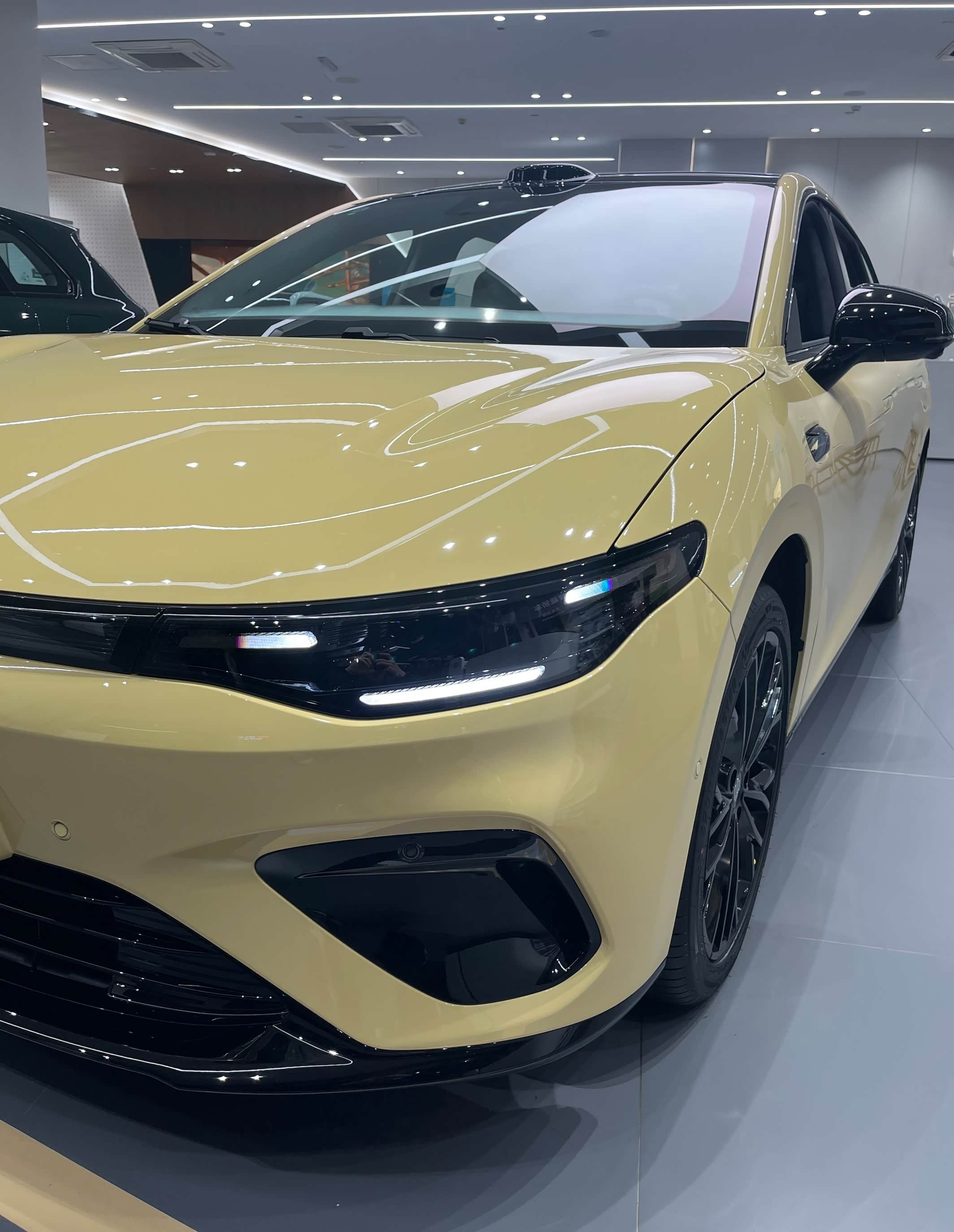 【图】零跑Lafa5实拍：10万级电动钢炮的青春宣言 无框车门配上_零跑C16论坛_汽车之家论坛