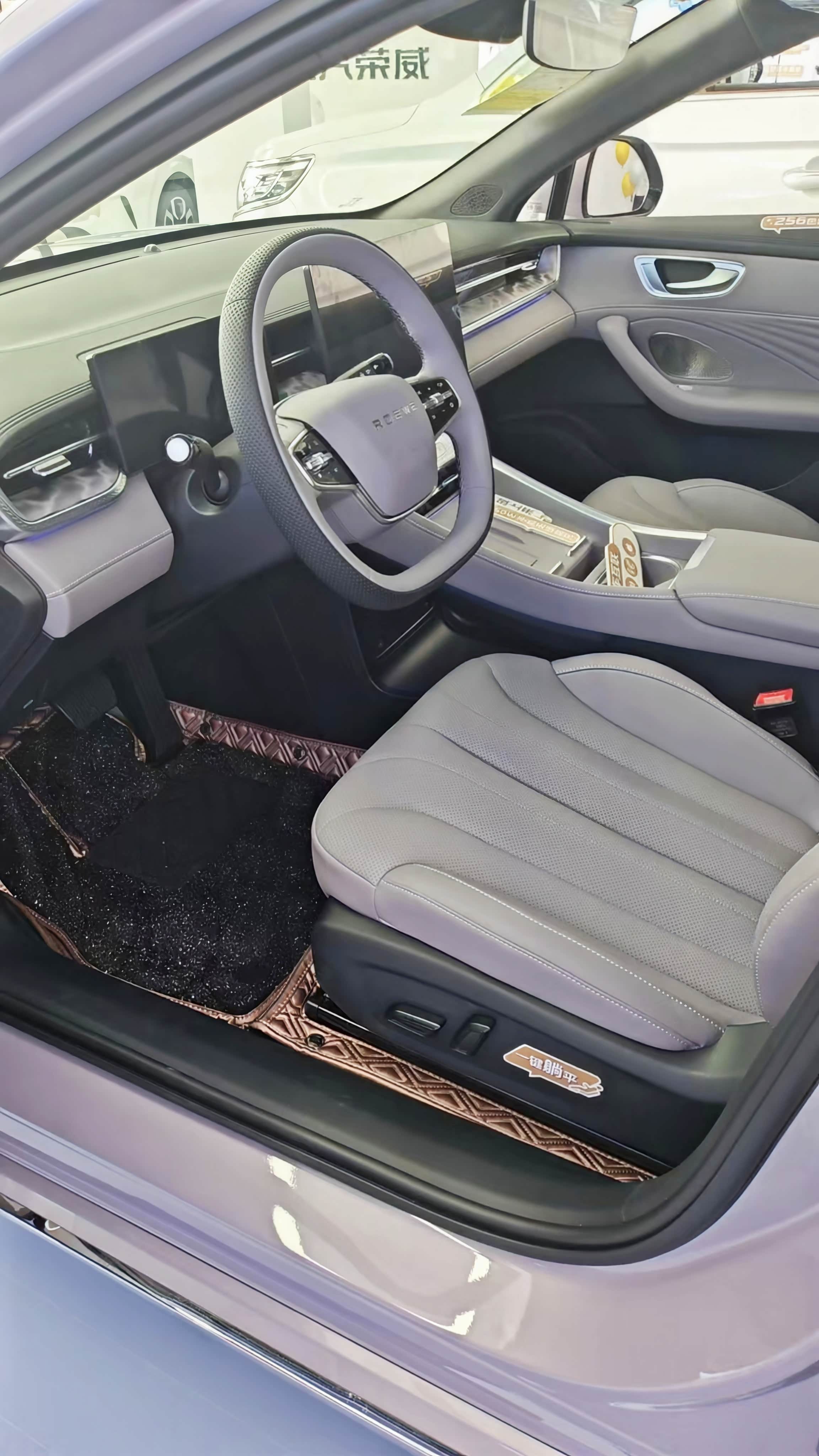 【图】在荣威4s店里做维修，被新车给迷住了！就是荣威M7_荣威M7 DMH论坛_汽车之家论坛