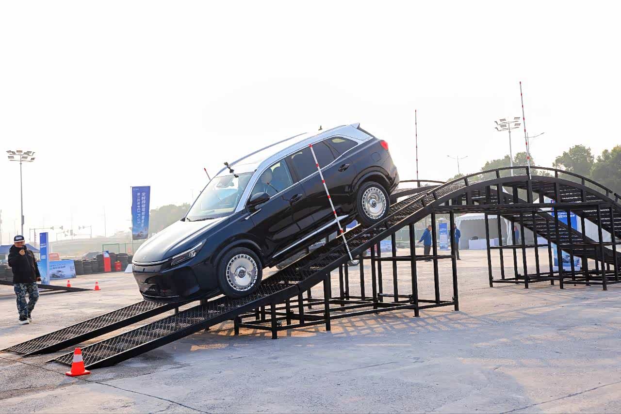 【图】蓝电e5plus三代四驱也太酷了吧。_蓝电E5 PLUS论坛_汽车之家论坛