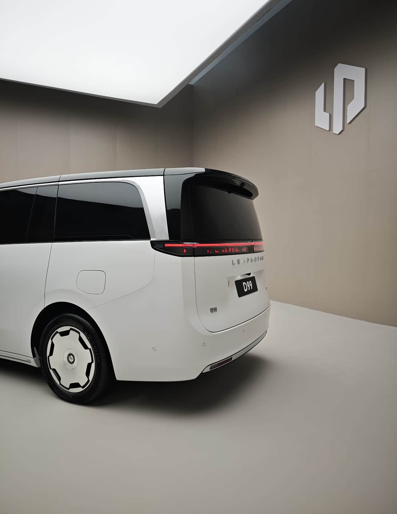 【图】零跑MPV来了！ 在豪华MPV市场被品牌溢价与固化配置长期定_零跑D99论坛_汽车之家论坛