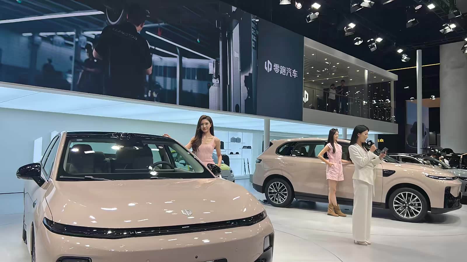 【图】今天下午在展台又学习到零跑B10这款车 续航扎实（510km_零跑C10论坛_汽车之家论坛